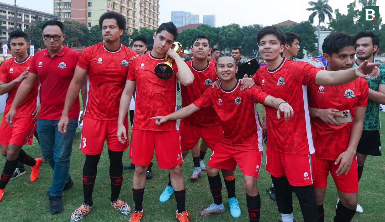 Foto: Colossus FC Berpesta, Al Ghazali Dkk Angkat Trofi Juara Celebrity ...