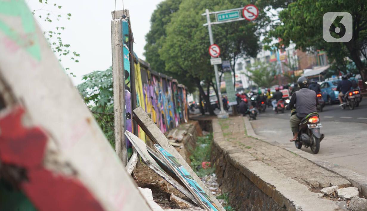 FOTO: Tembok Pembatas di Jalan Juanda Depok Bahayakan Pejalan Kaki ...