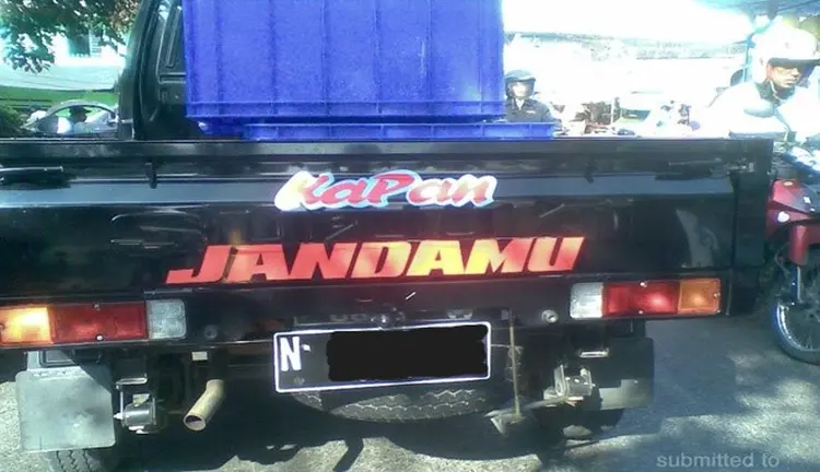 10 Potret Variasi Tulisan di Bak Pick Up, Berisi Pesan tapi juga Bikin ...