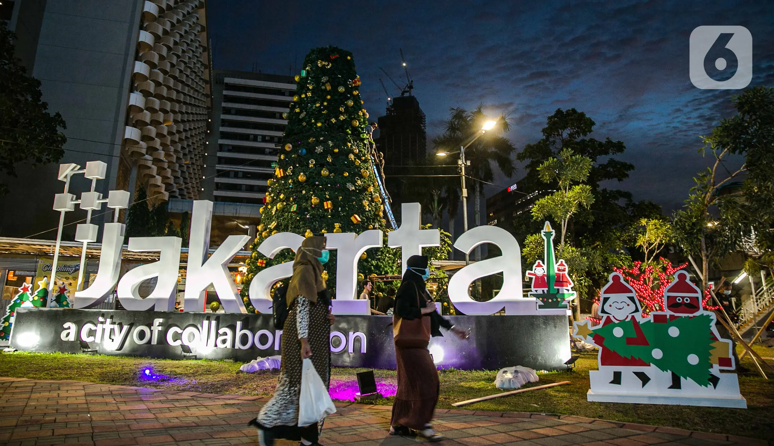 FOTO: Kawasan Kuliner Thamrin 10 Berhias Pohon Natal Setinggi 12 Meter ...