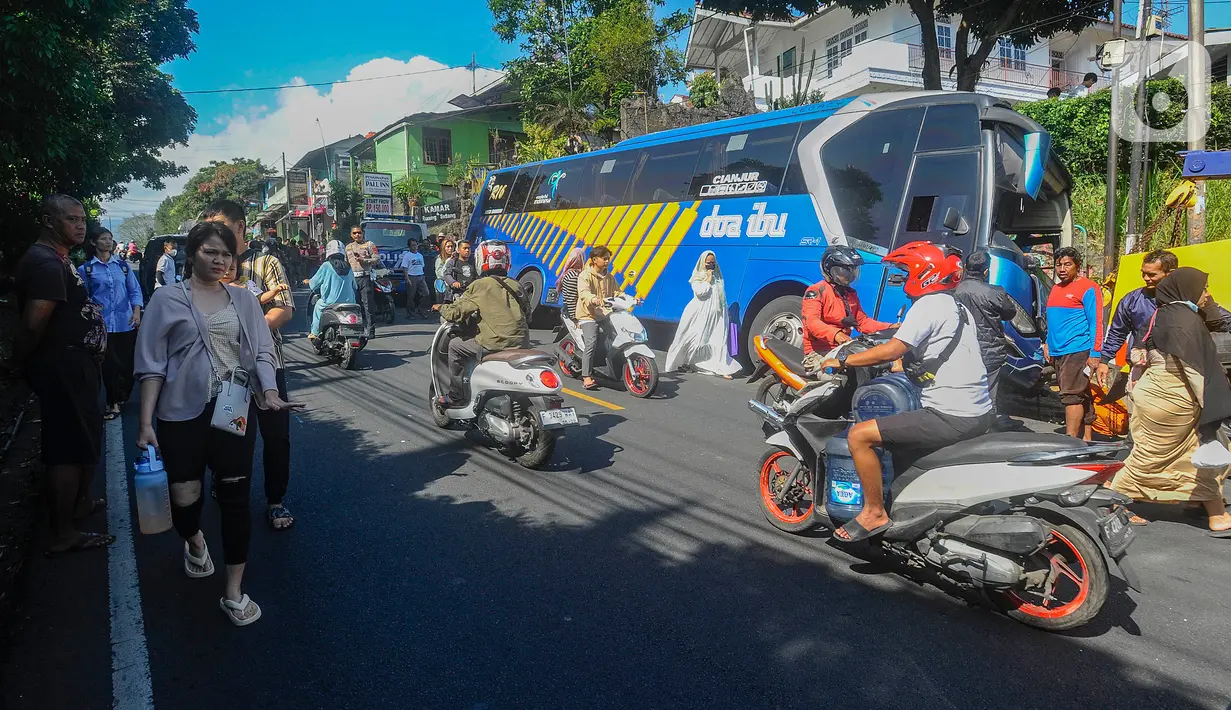 Rem Blong, Bus AKAP Tabrak Angkot di Puncak, Tiga Penumpang Terluka ...