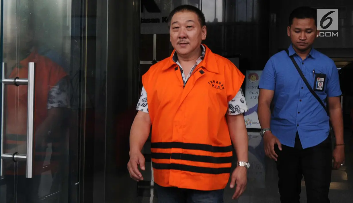 FOTO: Usai Diperiksa KPK, Begini Ekspresi Penyuap Bupati Ngada - Foto Liputan6.com