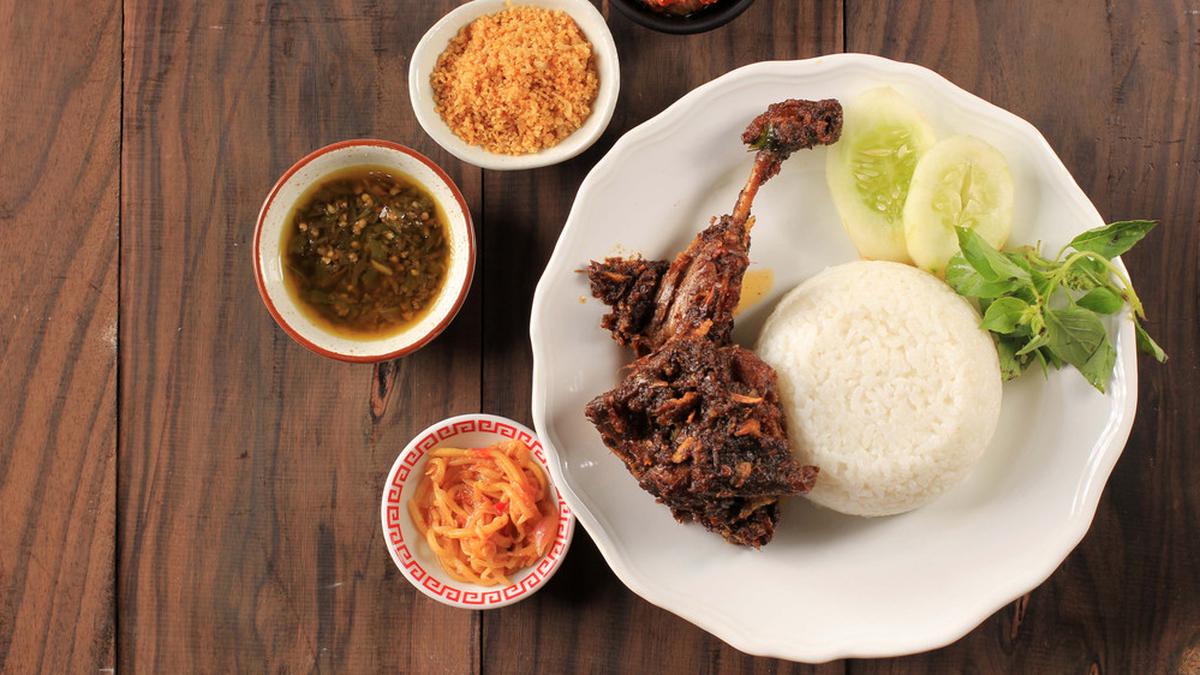 Resep Bebek Bumbu Hitam Khas Madura yang Pedas dan Meresap - Food Fimela.com
