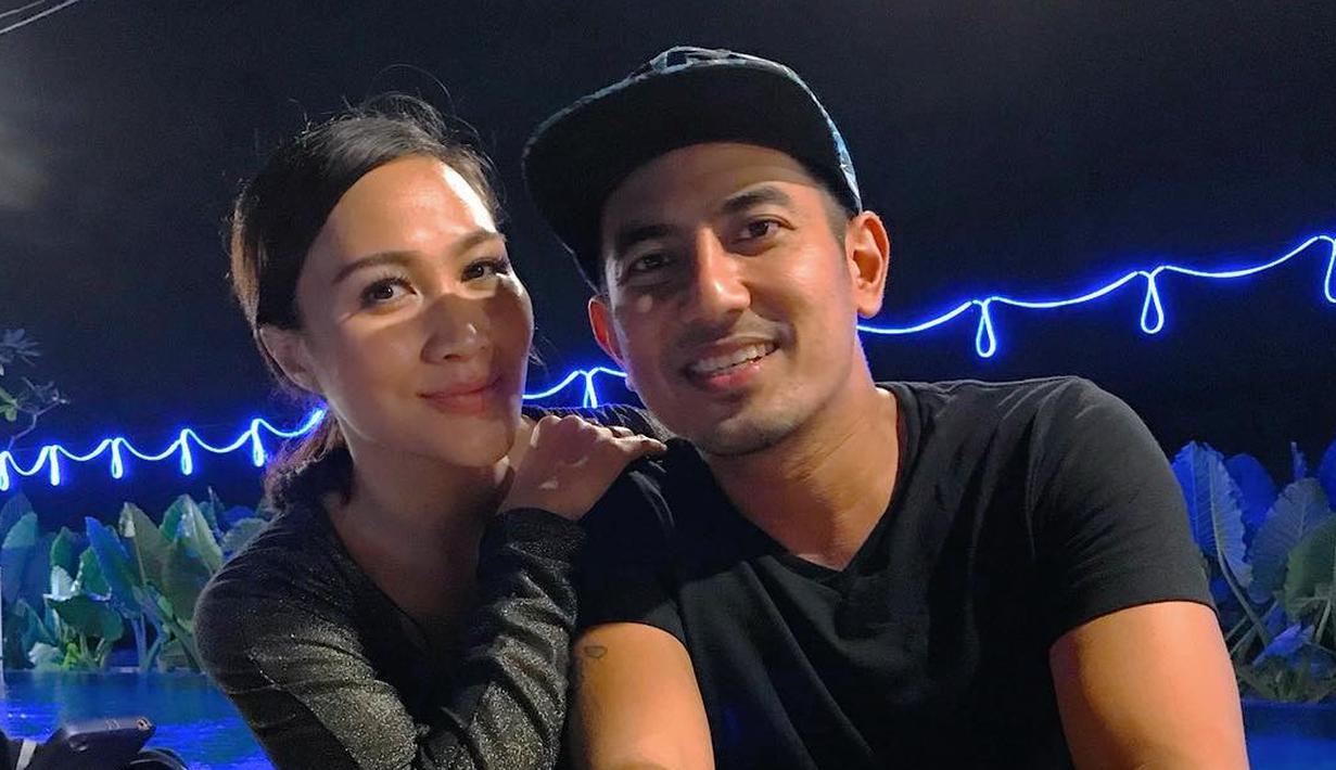 Jauh dari Gosip, Ini 8 Foto Mesra Rio Febrian dan Sabria Kono - Photo ...