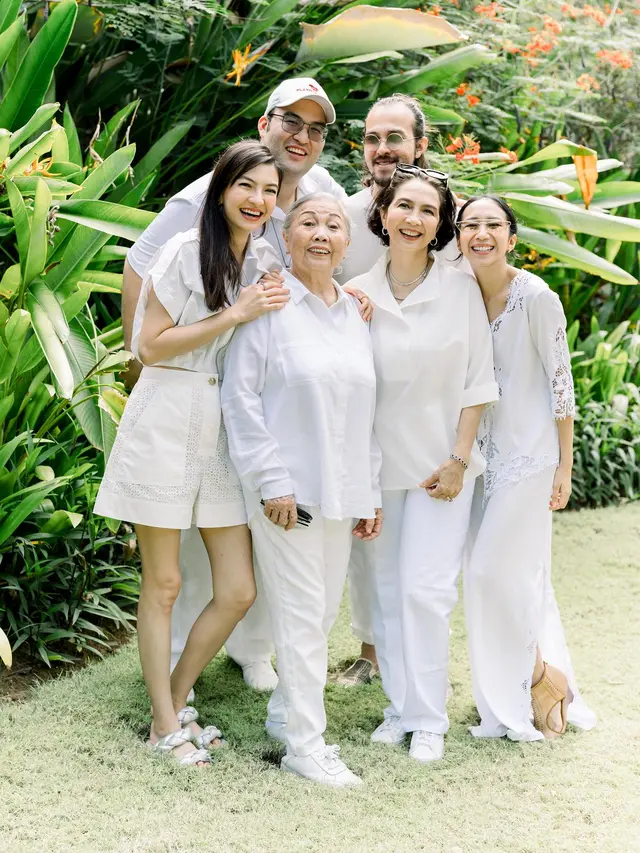 7 Pemotretan Keluarga Raline Shah Bareng Ibu Hingga Nenek Ini Elegan ...