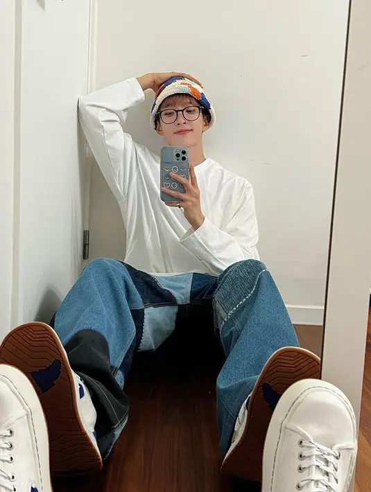 Gaya Santai DK Seventeen saat Mirror Selfie, Posenya Bisa Dijadikan ...