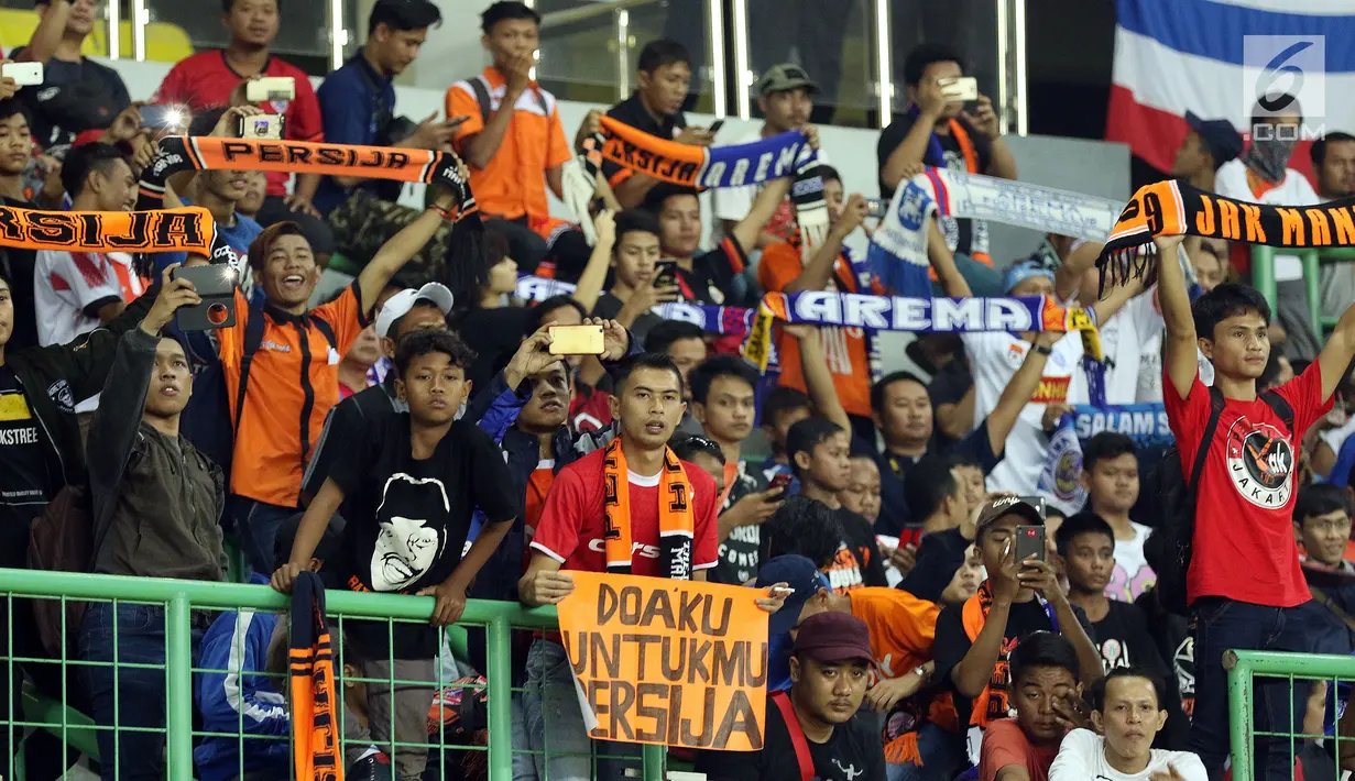 Aksi Suporter Persija Saat Rayakan Kemenangan Tim Macan Kemayoran ...
