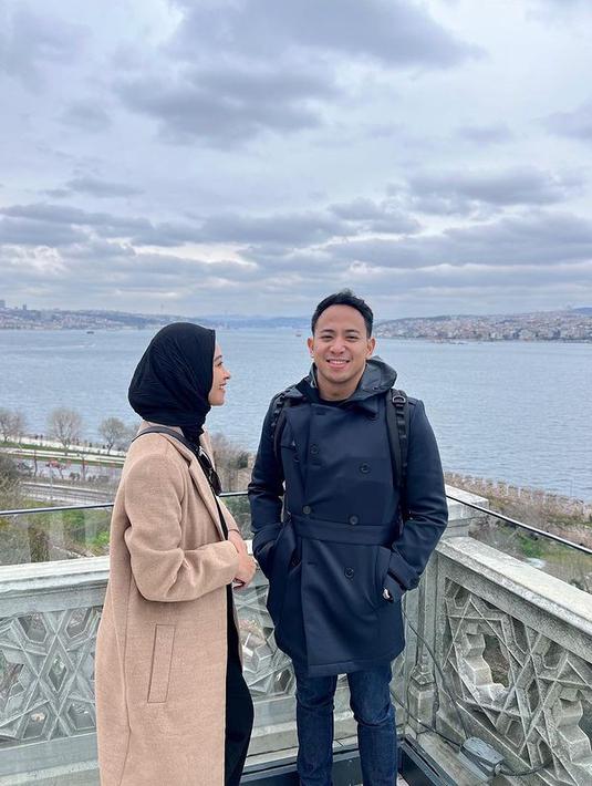 10 Tahun Menikah, Potret Kemesraan Poppy Bunga dan Suami Liburan Berdua ...