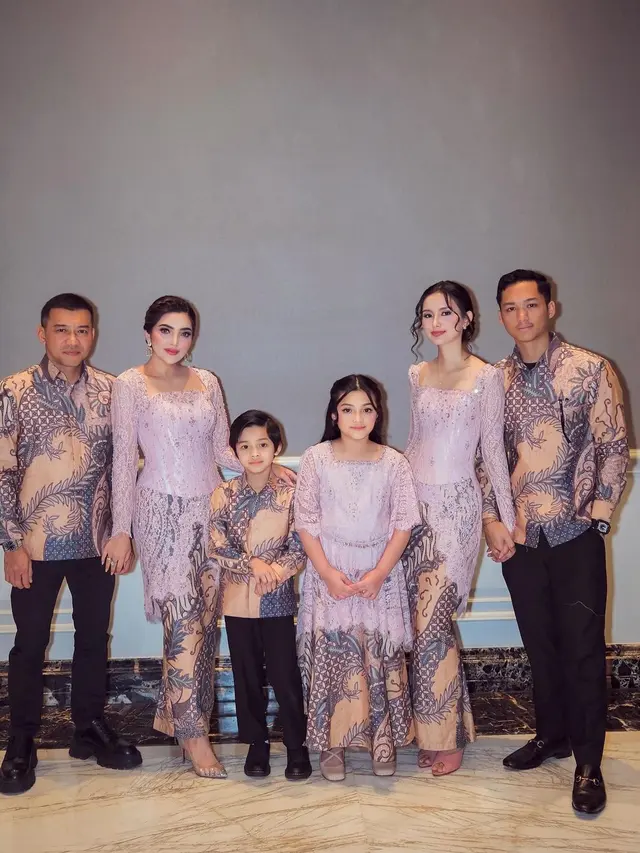 Gaya Elegan Keluarga Anang dan Ashanty Pakai Seragam Keluarga, Kebaya Jadi Pilihan Utama - Hot ...