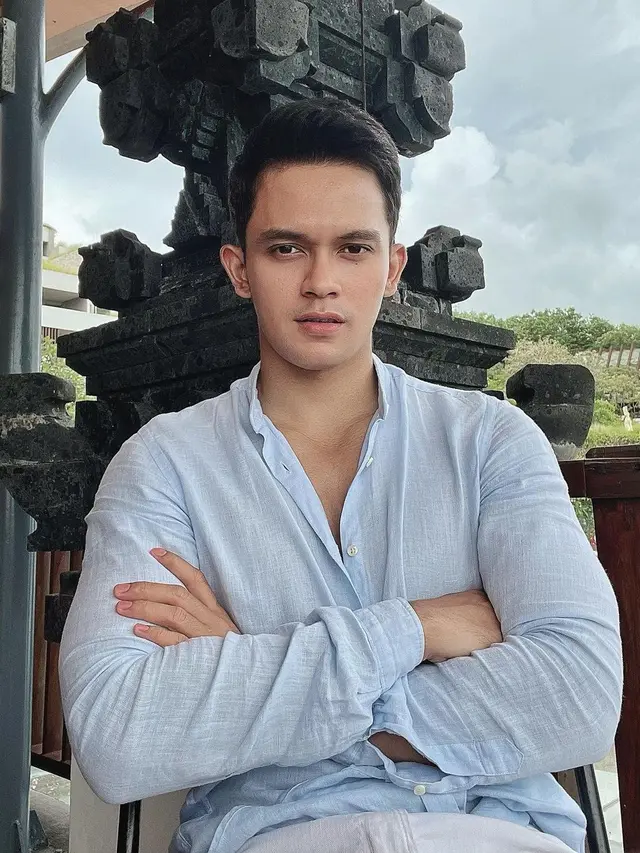 6 Potret Gagah Bima Samudra, Pemeran Batik Madrim di Web Series Angling ...