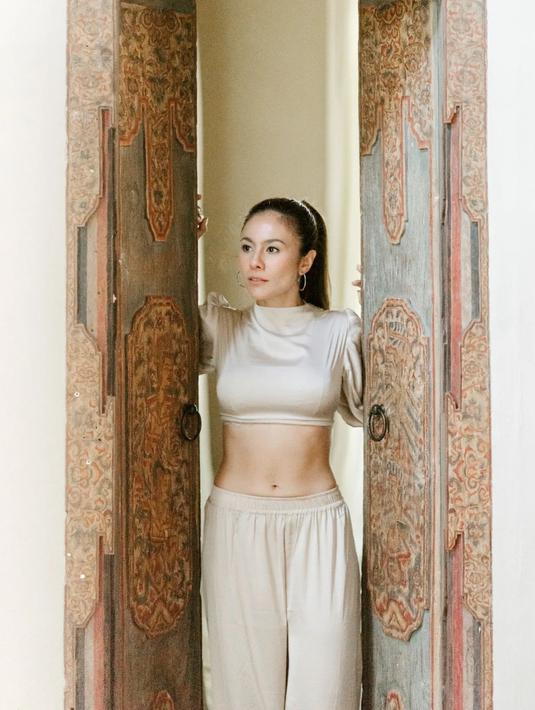 Inspirasi OOTD Wulan Guritno yang Buatnya Tampak Awet Muda di Usia 40an - Photo Fimela.com