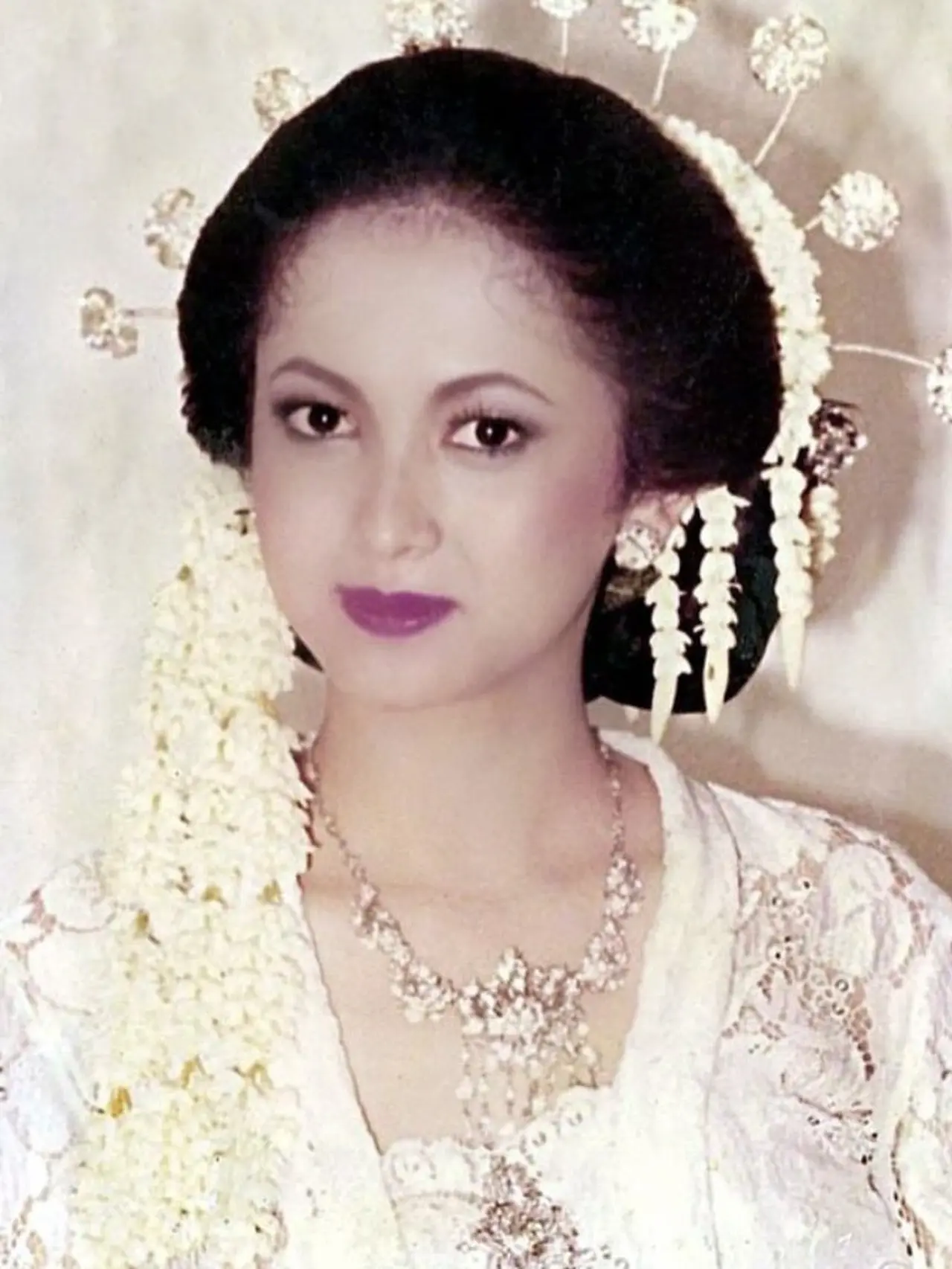 8 Potret Anna Maria, Istri Roy Marten Tampil Elegan Dibalut Kebaya ...