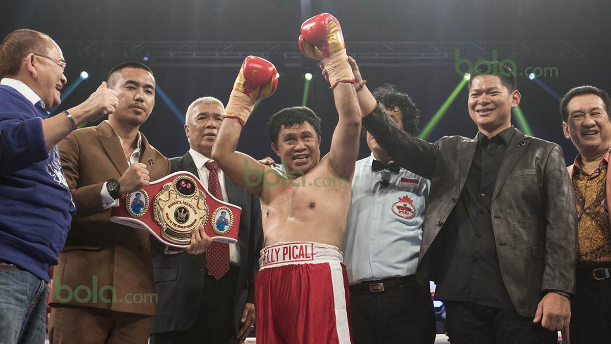 Aksi Comeback Petinju Legendaris Ellyas Pical di Atas Ring - Foto Bola.com