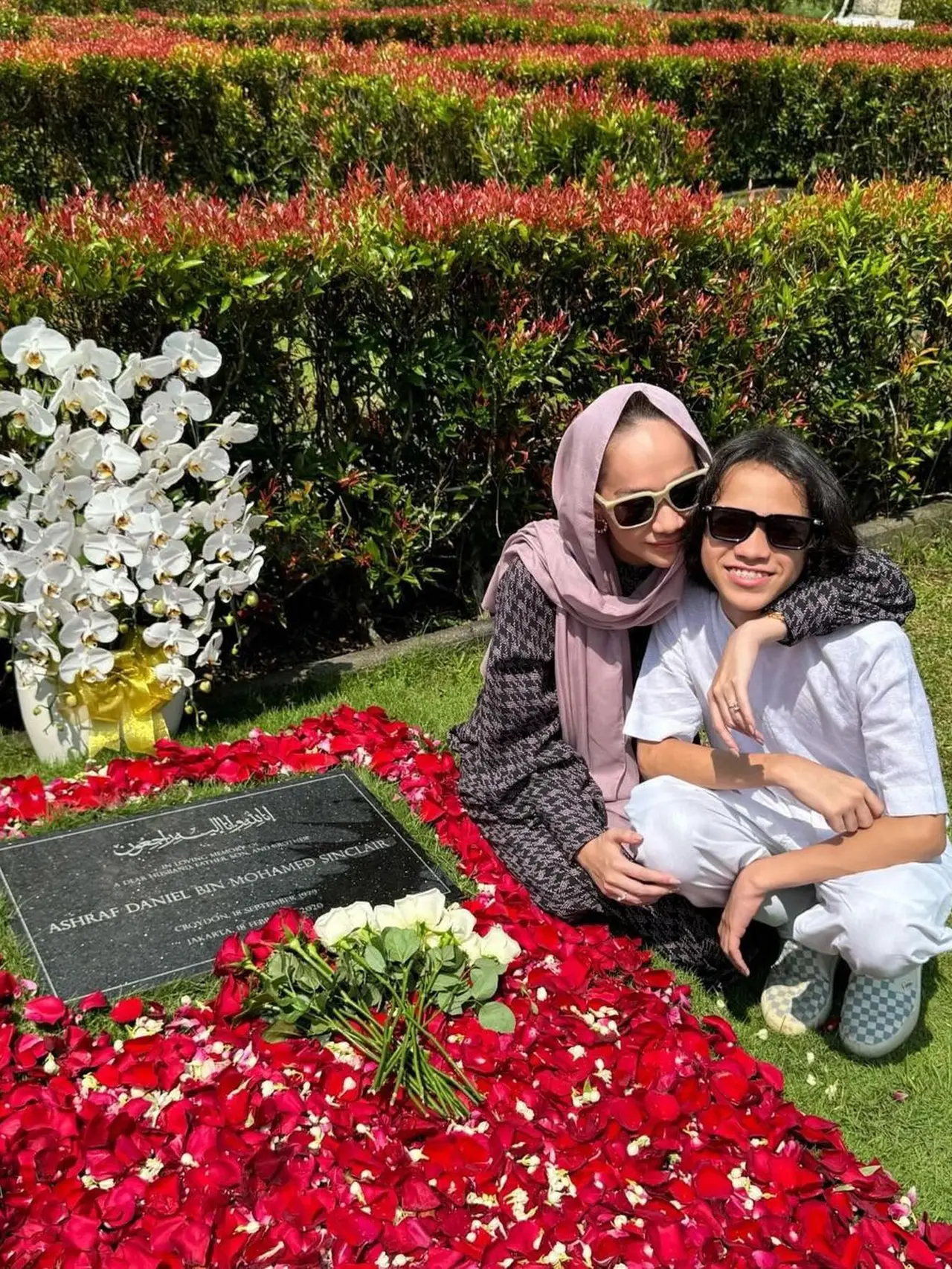 8 Potret BCL dan Noah Ziarah ke Makam Ashraf Sinclair, Tiko Aryawardhana Menemani - Hot Liputan6.com