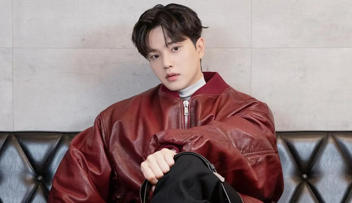 Gaya Rambut Si Ganteng Song Kang, Comma Hair Khas Oppa Korea - Foto ...