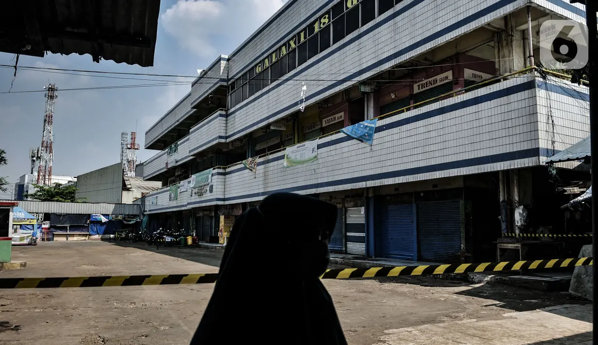 FOTO: Kondisi Pasar Pulo Gadung yang Ditutup Sementara Akibat Covid-19 - Foto Liputan6.com