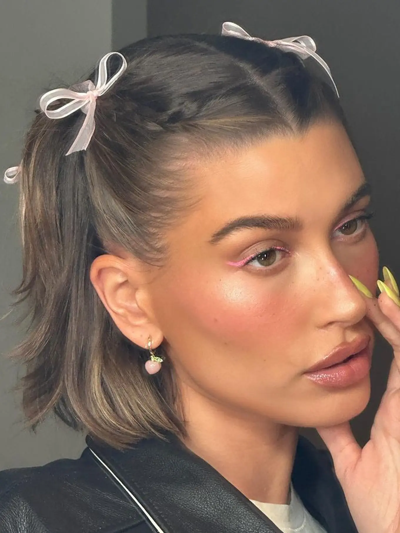 Hailey Bieber Sebut Bentuk Alis Masa Mudanya Tragis Sebelum Mengenal ...