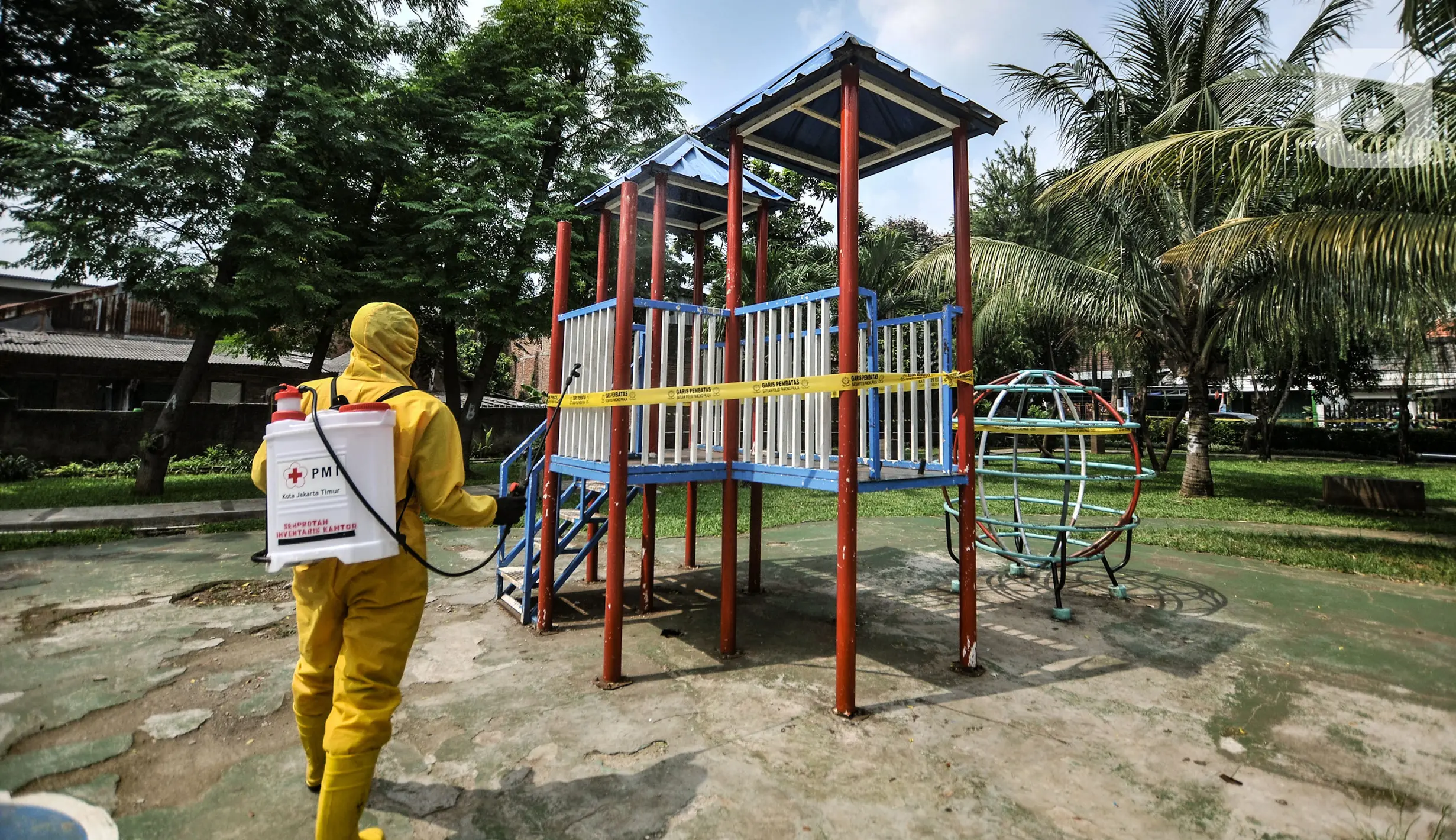 FOTO: Satu RT di Jakarta Lockdown Akibat COVID-19 - Foto Liputan6.com