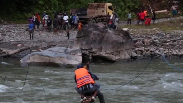 4 Anggota TNI-Polri Korban Jembatan Putus di Sungai Diogel Sudah Ditemukan - News Liputan6.com