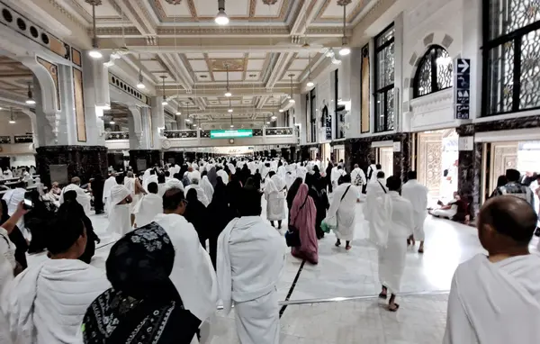 6 Potret Roy CDC Kakak Rich Brian, Member Baru Weird Genius Gantikan ...