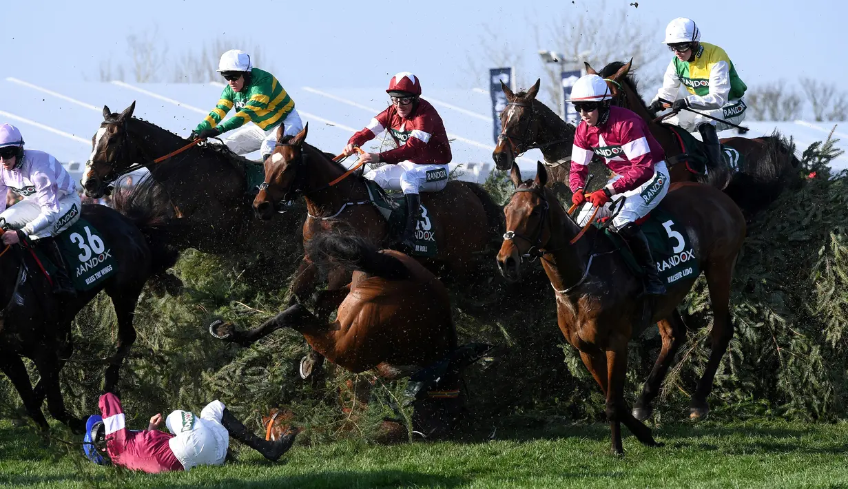 FOTO: Momen Mengerikan Saat Joki Terjungkal di Pacuan Kuda Bergengsi ...