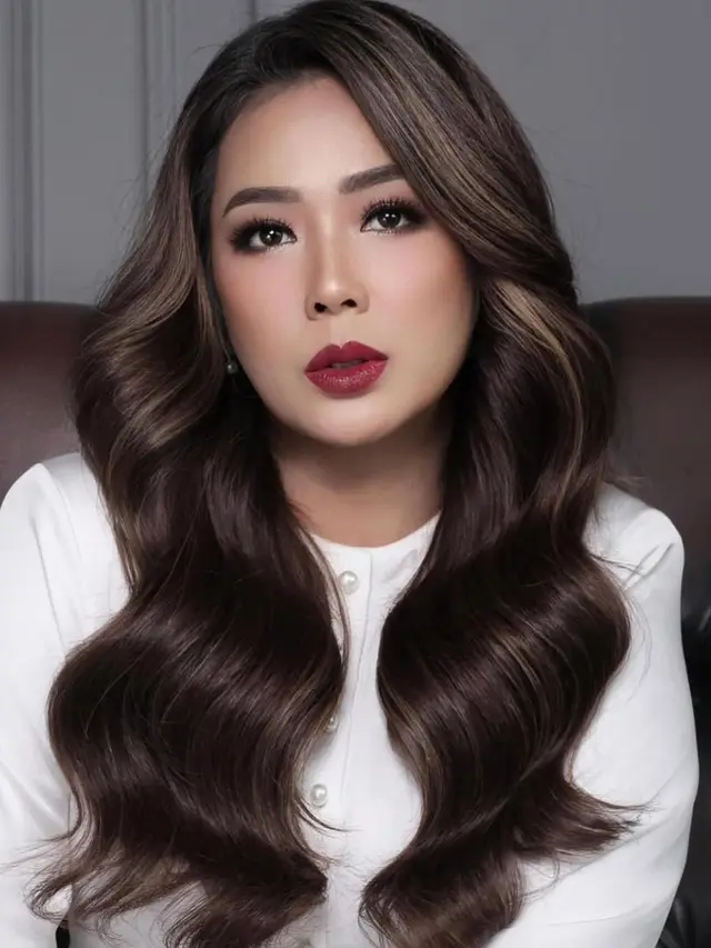 5 Penampilan Soimah dengan Gaun Putih dan Rambut Terurai Panjang ...