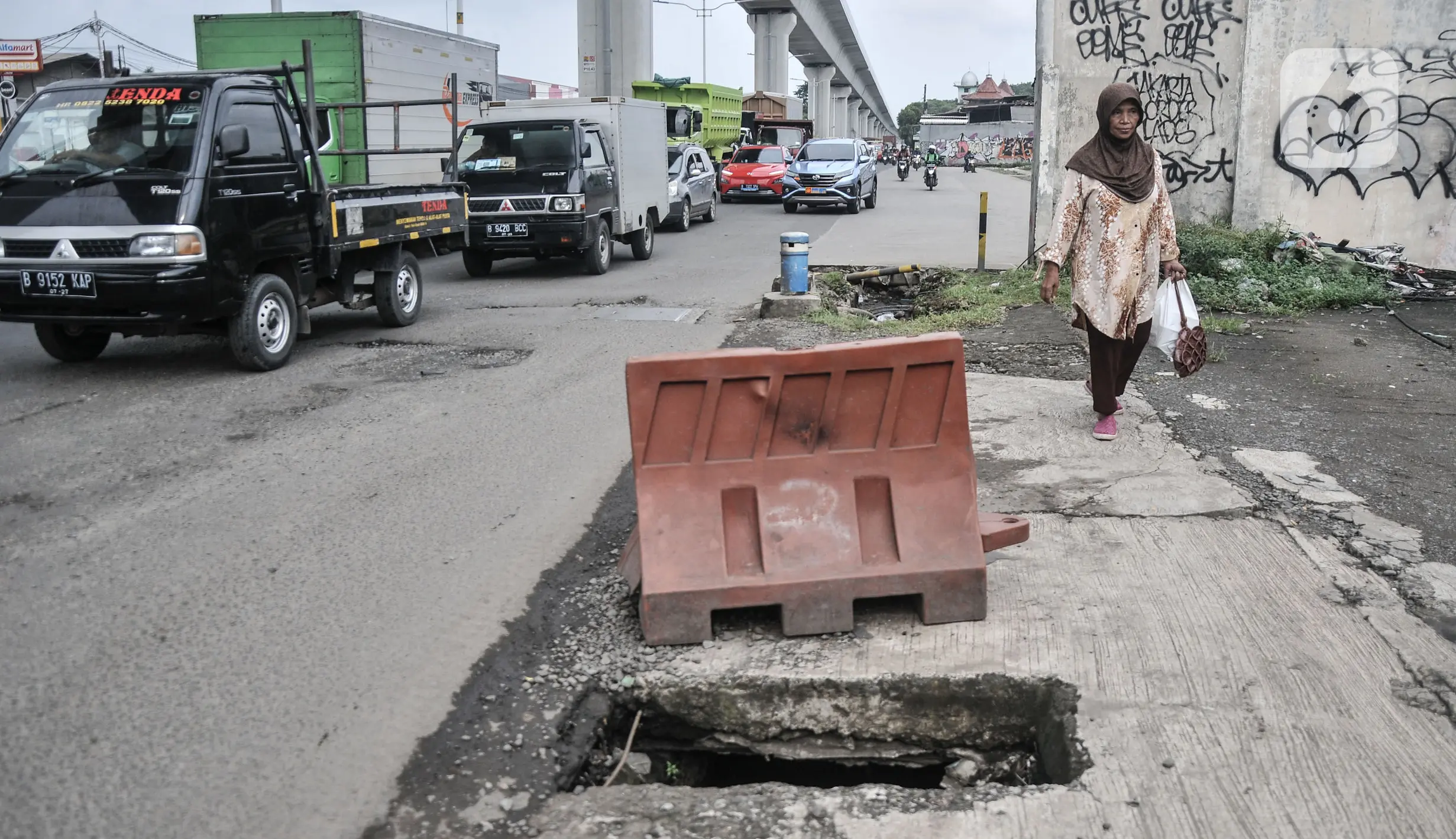 Jalan Raya Bekasi Rusak dan Berlubang Ganggu Kenyamanan Pengendara - Foto Liputan6.com