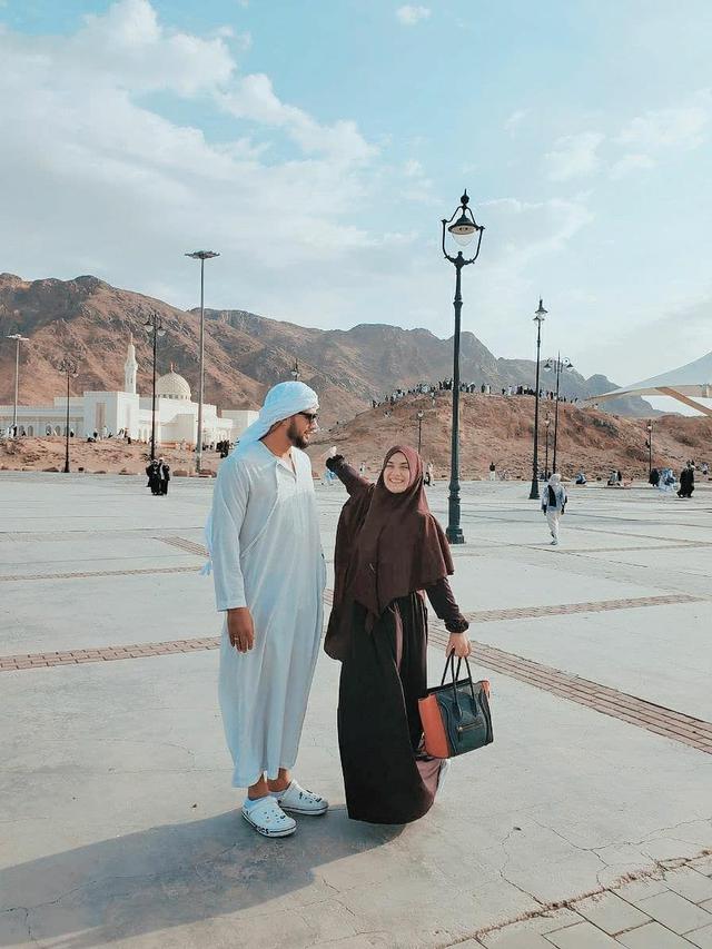 7 Potret Ammar Zoni dan Irish Bella di Madinah, Syahdu Banget
