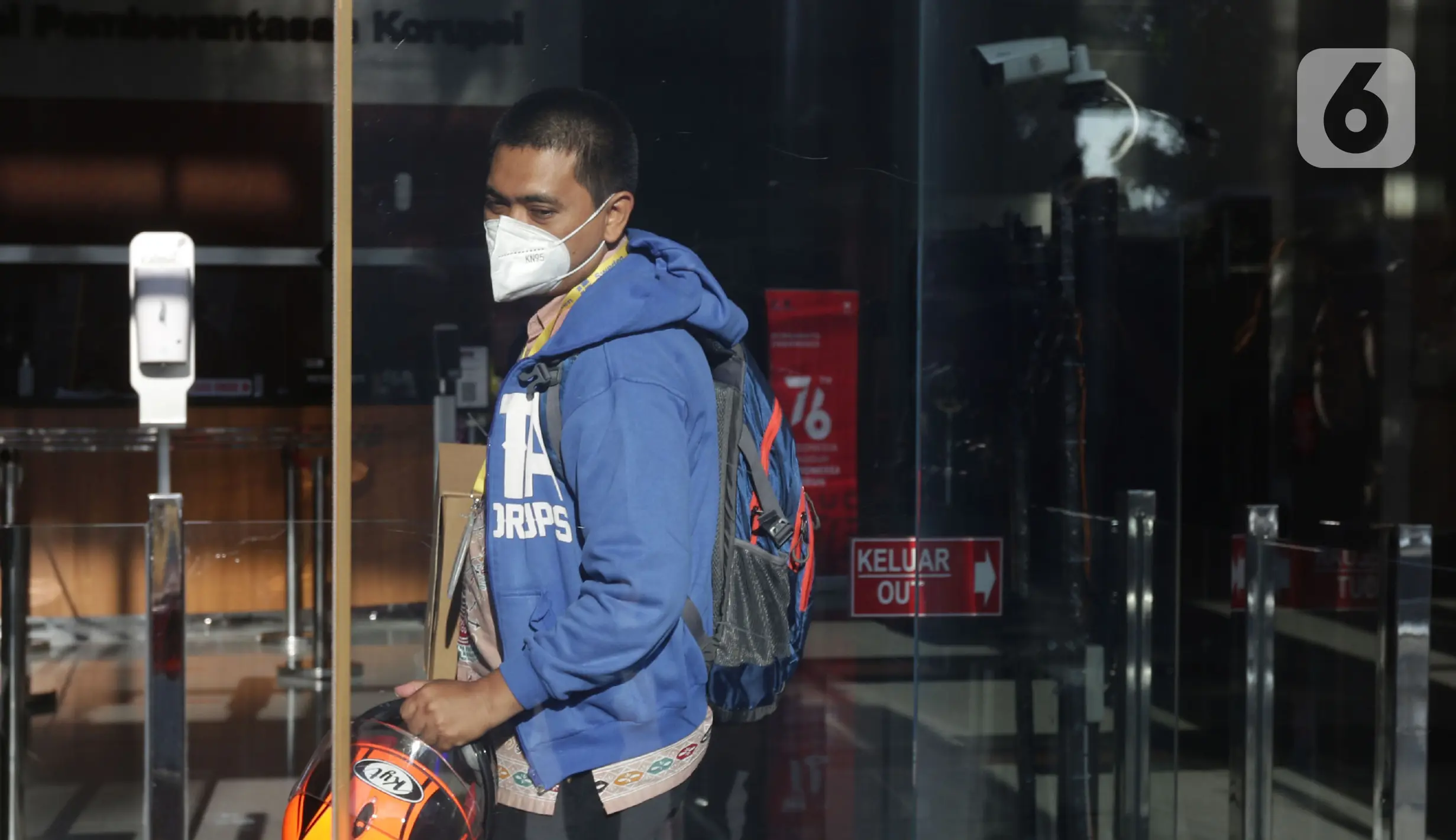 FOTO: Angkut Sebagian Barangnya, Penyidik KPK Yudi Purnomo Tinggalkan ...