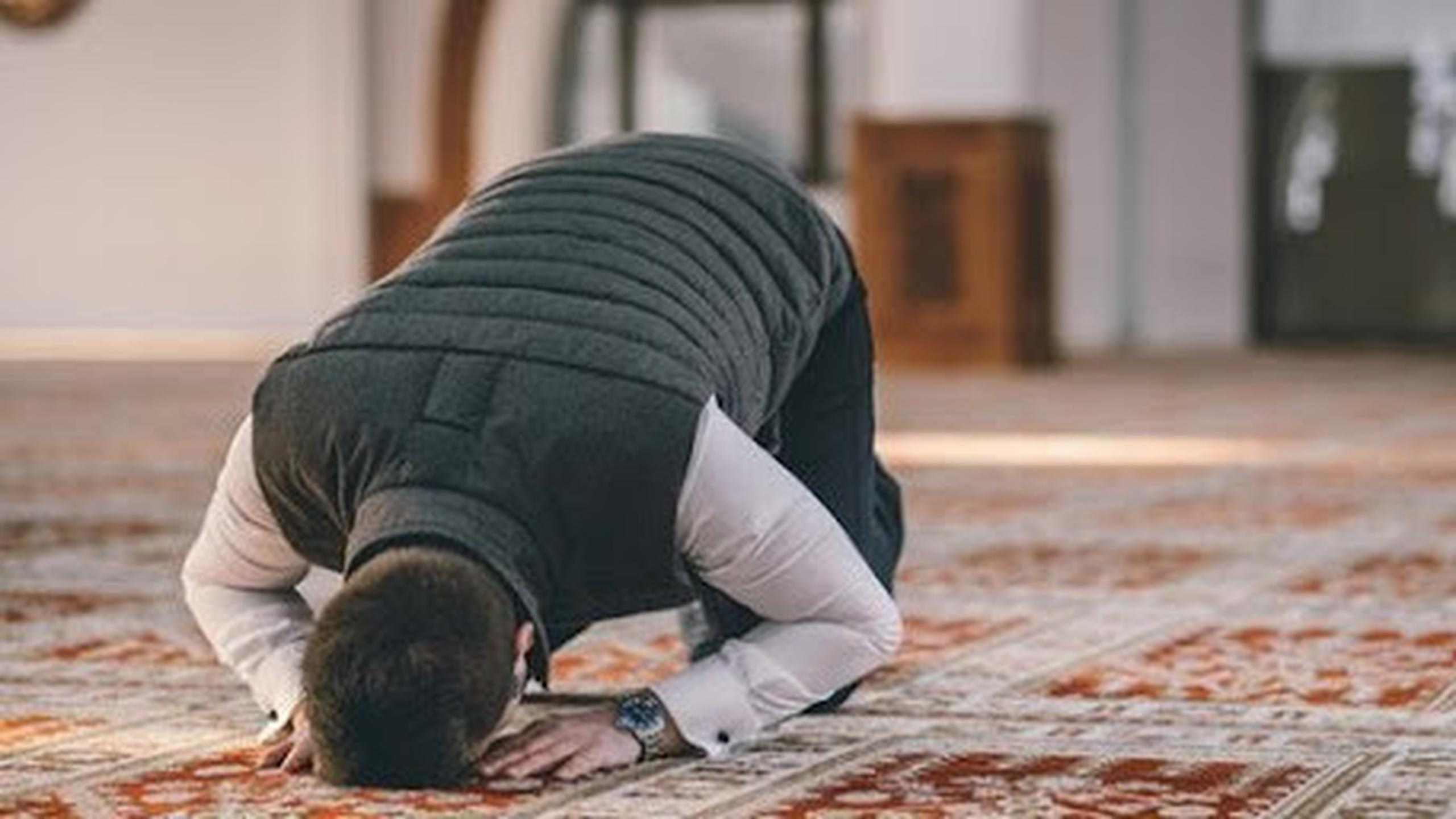 Niat Sujud Syukur: Kapan Dilakukan, Bacaan, Tata Cara, dan Keutamaannya