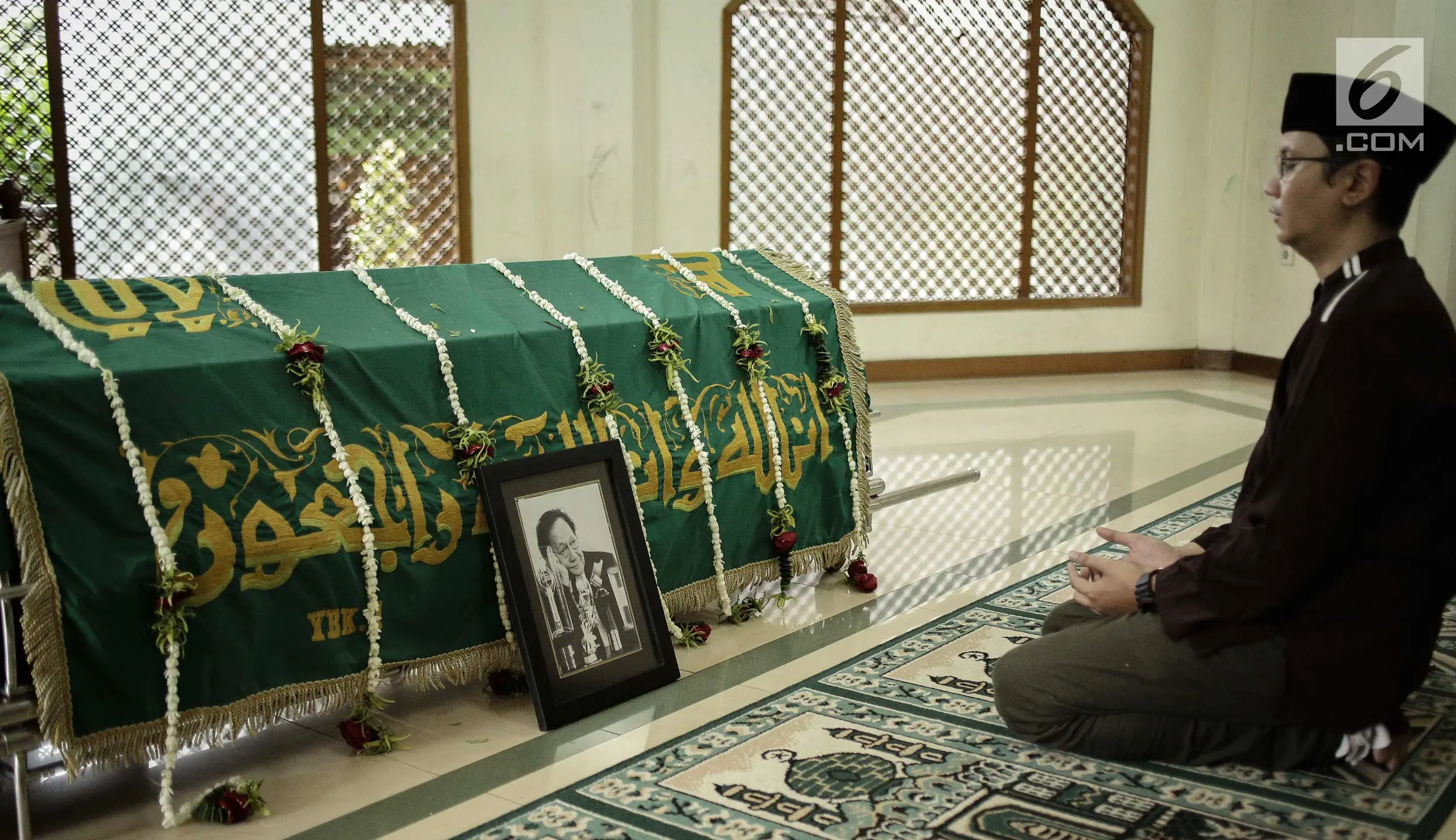 FOTO: Suasana Haru Saat Jenazah Deddy Sutomo Disalatkan - Foto Liputan6.com