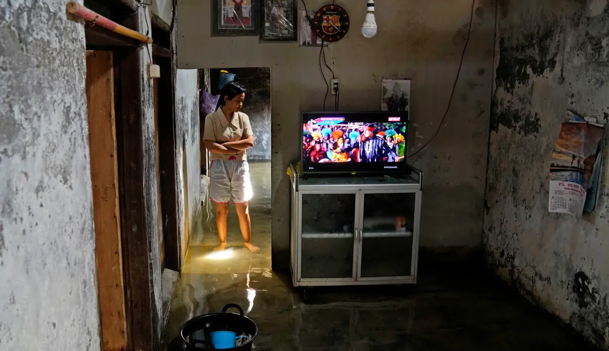 Potret Warga Timbulsloko dan Mondoliko Bertahan Hidup di Tengah Banjir ...