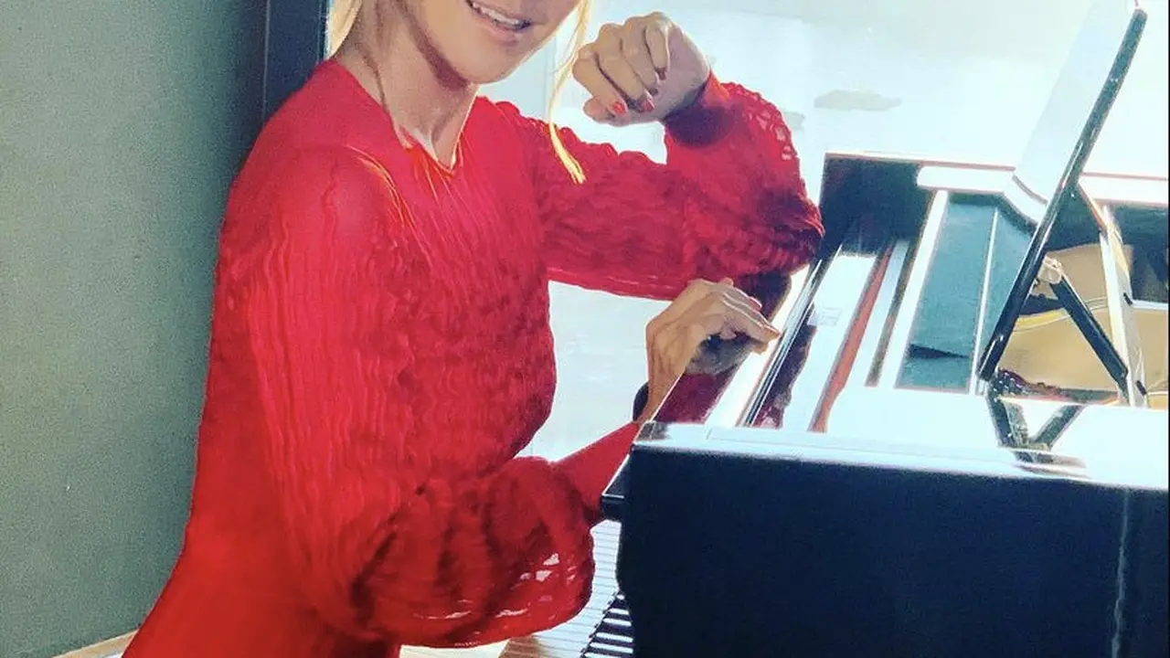 10 Penampilan Diva Coco Lee Semasa Hidup, dari Unggahan Potret Pertama ...