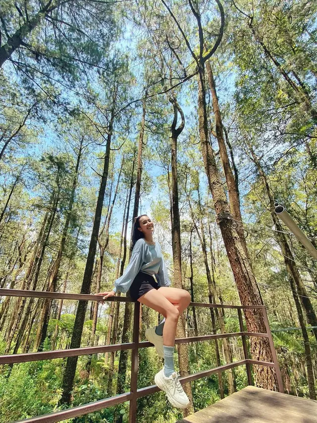 6 Gaya Bella Aprilia Sant saat Berlibur di Alam, Tetap Menawan ...