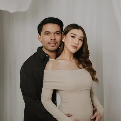 6 Potret Anggunnya Aaliyah Massaid Kenakan Kebaya Baby Blue saat Terima Lamaran Thariq ...