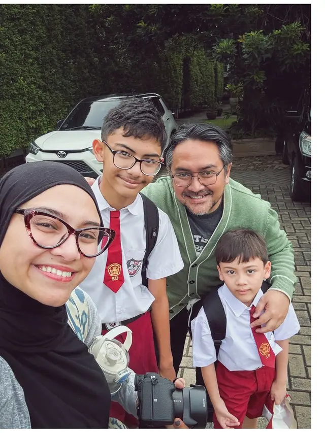 7 Potret Artis Antar Anak di Hari Pertama Sekolah, Bangga Penuh Keceriaan - ShowBiz Liputan6.com