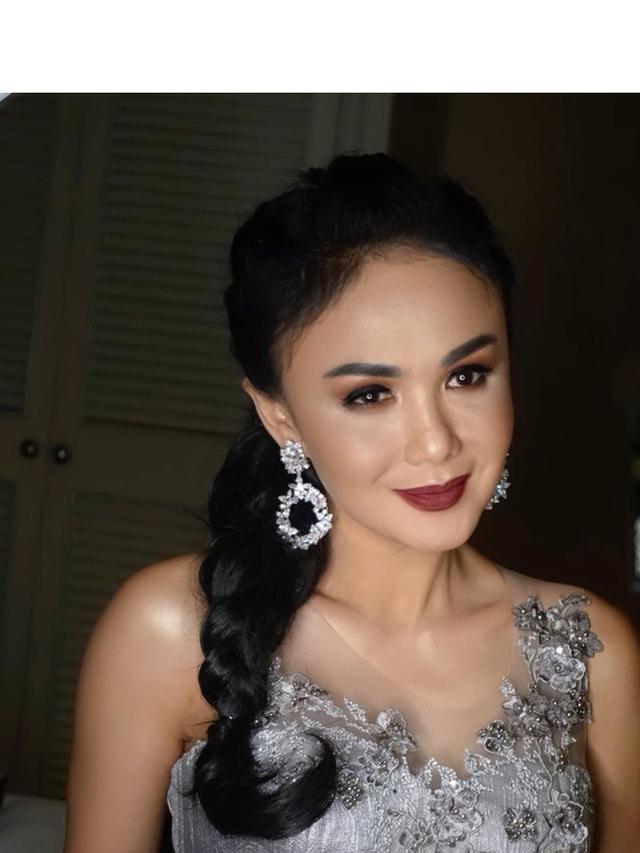 Biasa Natural, Ini 6 Potret Yuni Shara dengan Makeup Tebal - Surabaya ...