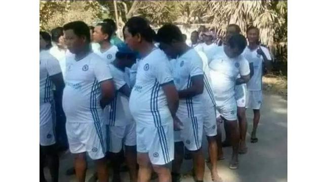 6 Potret Lucu Pemain Sepak Bola ketika di Lapangan, Aksinya Tak Terduga