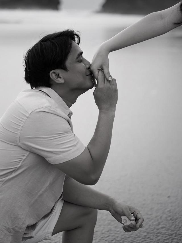 Billy Syahputra Lamar Kekasih di Pantai Bali, 6 Potret Romantisnya Bikin Baper