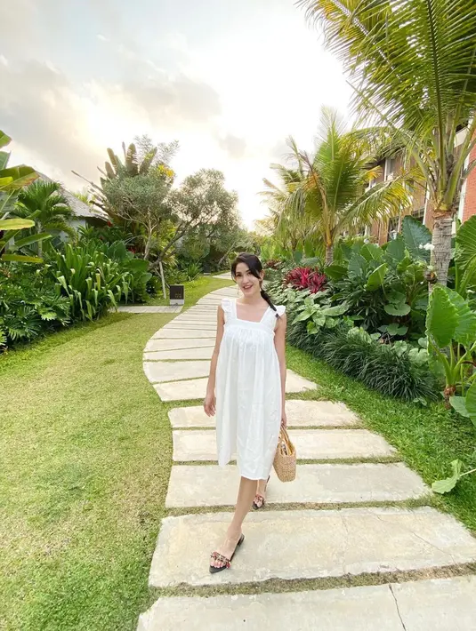 FOTO: Gaya Kasual Elma Agustin saat Berlibur, Stylish dan Menawan ...