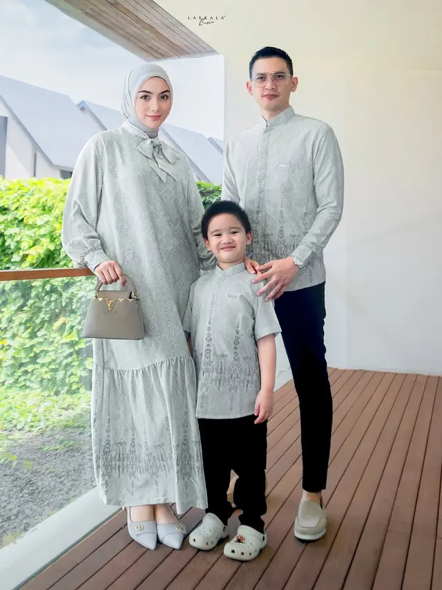 Potret 6 Keluarga Artis Pakai Baju Koleksi Lebaran, Tampil Selaras di Hari Kemenangan - Hot ...