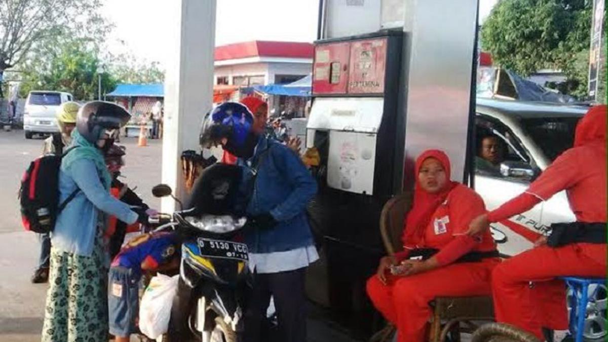 Aneh, Bocah Cirebon Ketagihan Hirup Aroma Bensin - Regional Liputan6.com