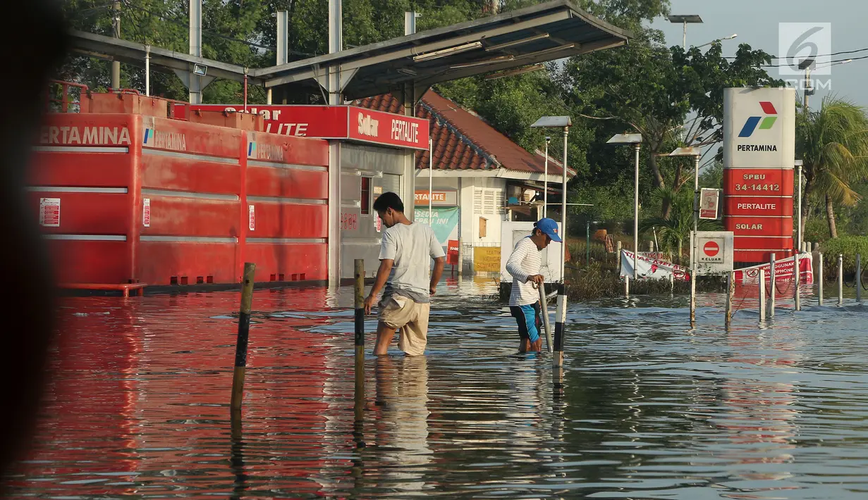 PHOTO: Belum Surut, Air Rob Masih Genangi Muara Baru - Foto Liputan6.com
