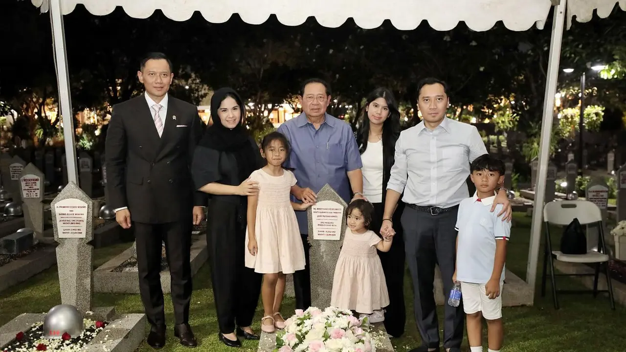 AHY dan Annisa Pohan Nyekar Makam Ani Yudhoyono: Semoga Memo Bahagia di Dunianya yang Baru ...