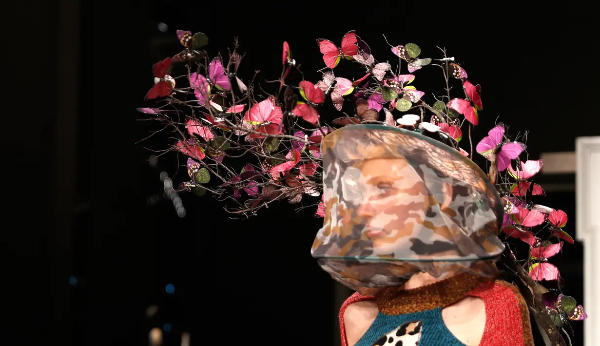 FOTO: Kreasi Tumbuhan di Topi Model Milan Fashion Week - Foto Liputan6.com