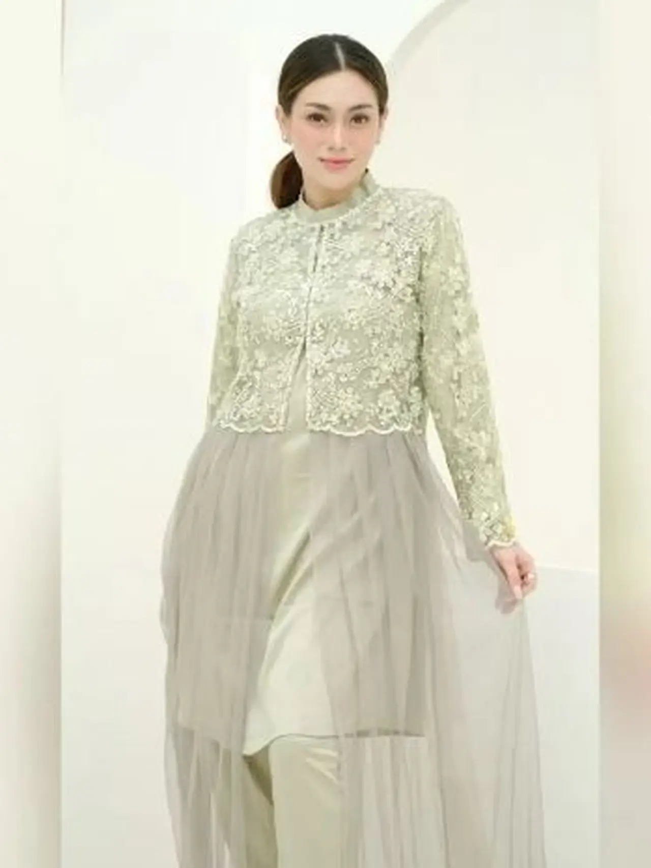 8 Potret Cantik Celine Evangelista dengan Kaftan, Ada yang Model Kimono
