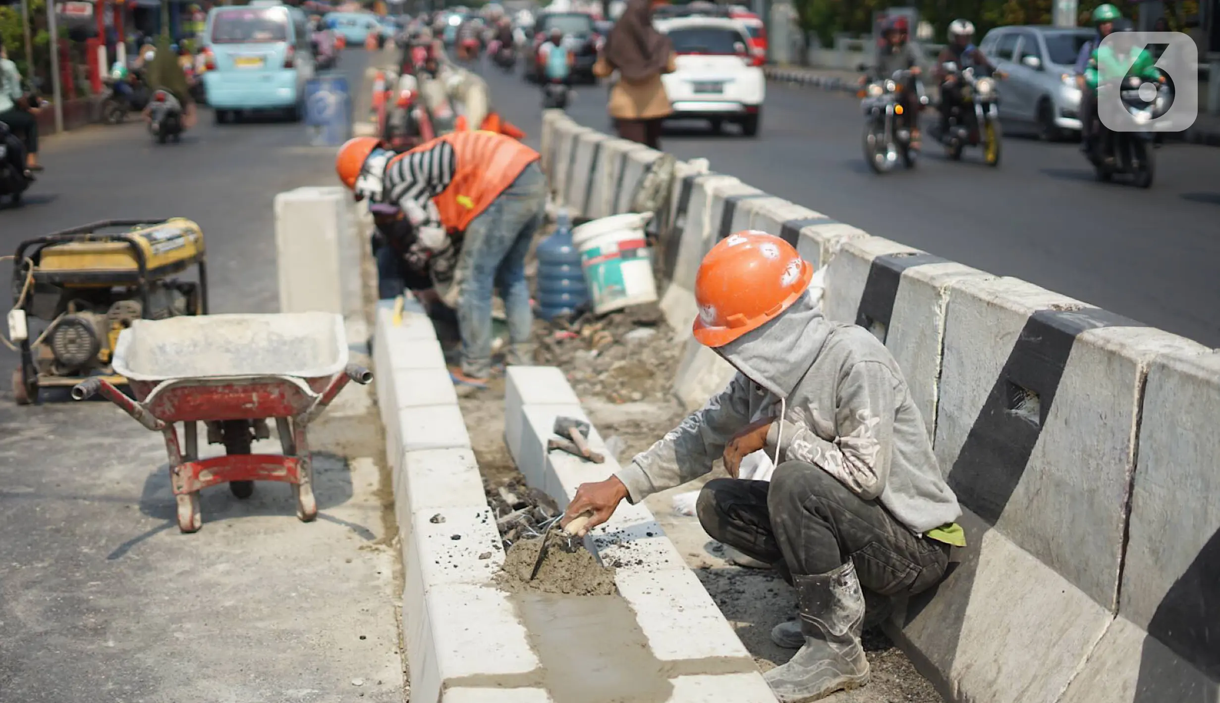 FOTO: Separator Jalan di Pasar Minggu Dibuat Permanen - Foto Liputan6.com