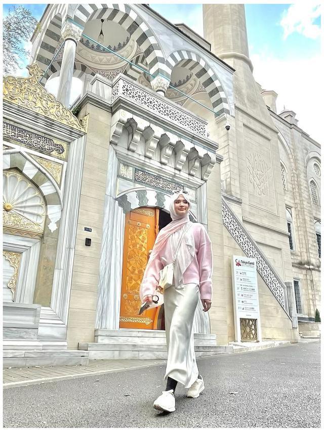 6 Gaya Inara Rusli Liburan di Jepang, Tampil Modis dengan Warna Lembut