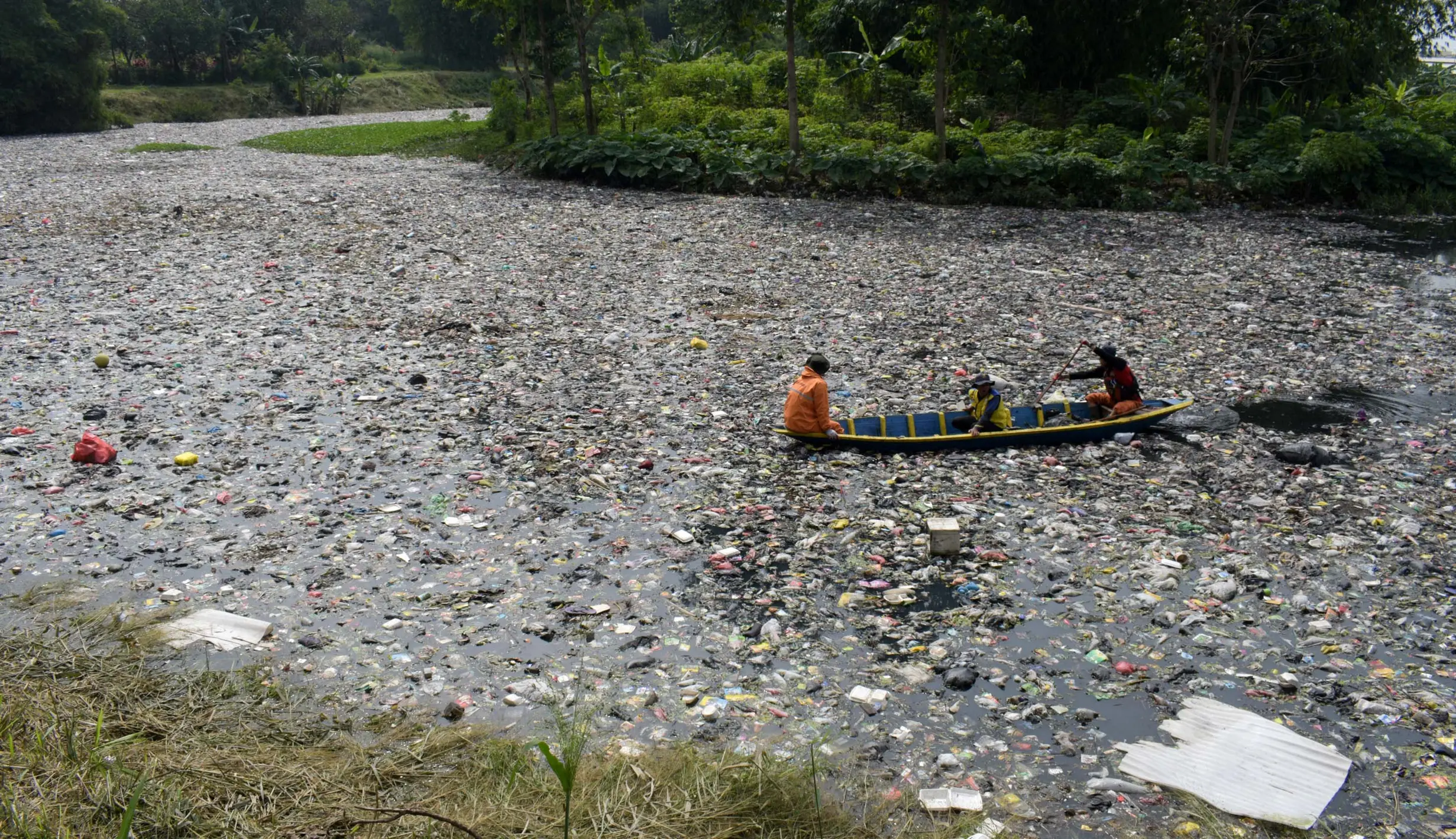 19 Ton Sampah Kembali Kotori Sungai Citarum - Foto Liputan6.com