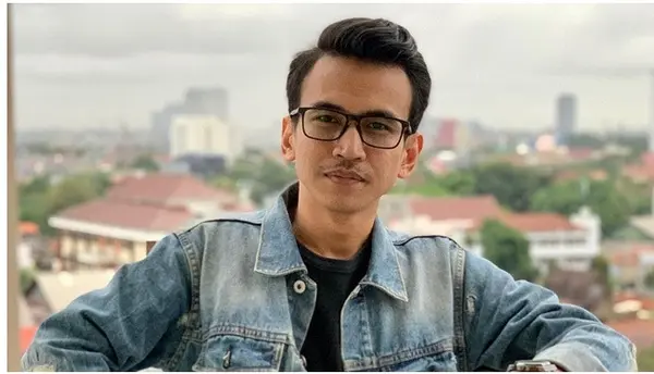 6 Potret Gamila Istri Pandji Pragiwaksono yang Awet Muda dan Mirip ABG ...